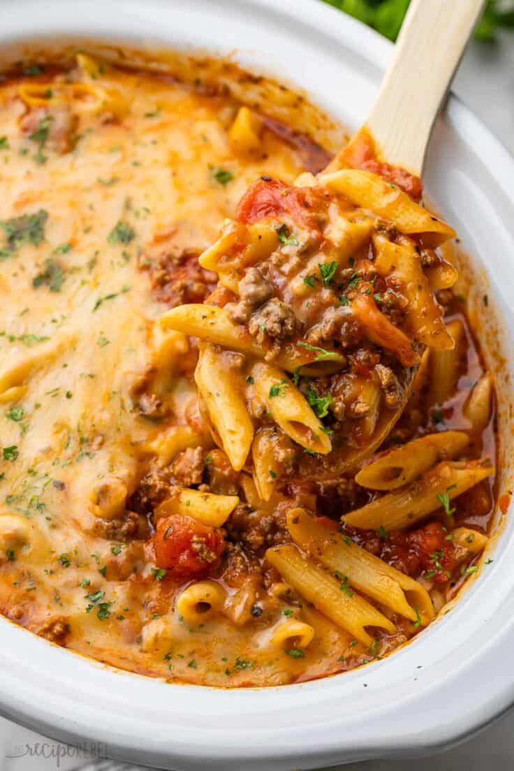 Slow Cooker Baked Ziti Recipe {VIDEO} - The Recipe Rebel